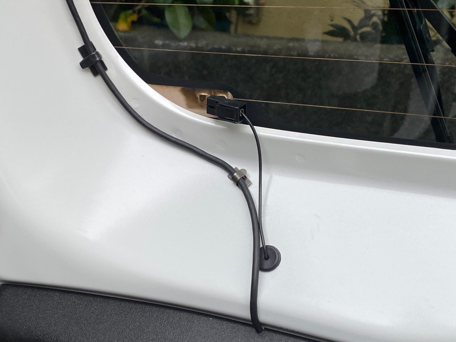 【配線保護】JB64/74ジムニーにデフォッガーカバーを取り付ける【EXEA EE-219】 - 48rider.com