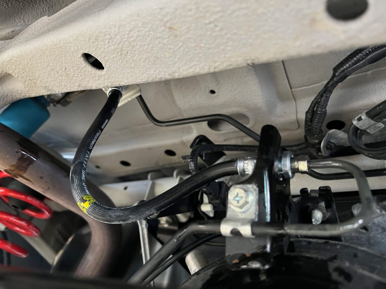 JB64/JB74ジムニーのブレーキホース交換 & エア抜き作業【リフトアップ準備】 - 48rider.com